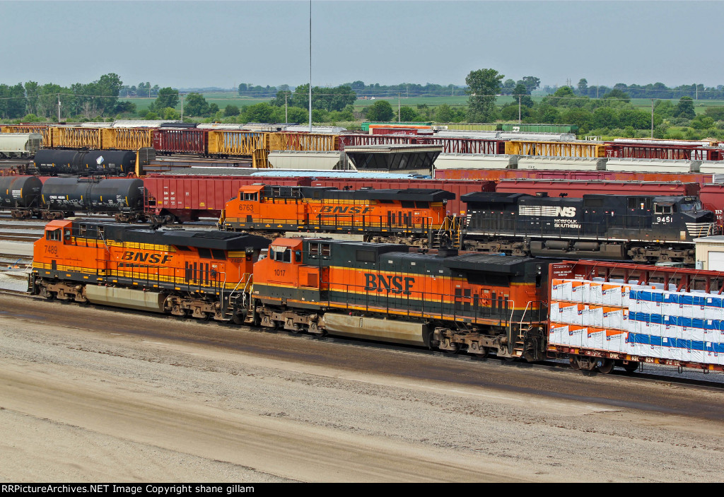 BNSF 7489 2 trains get ready to head out of the yard!!